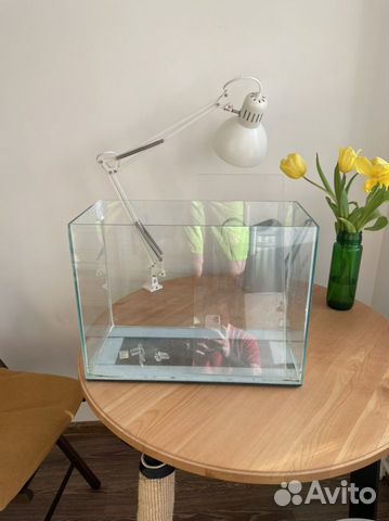 Аквариум с трещиной и потертостями